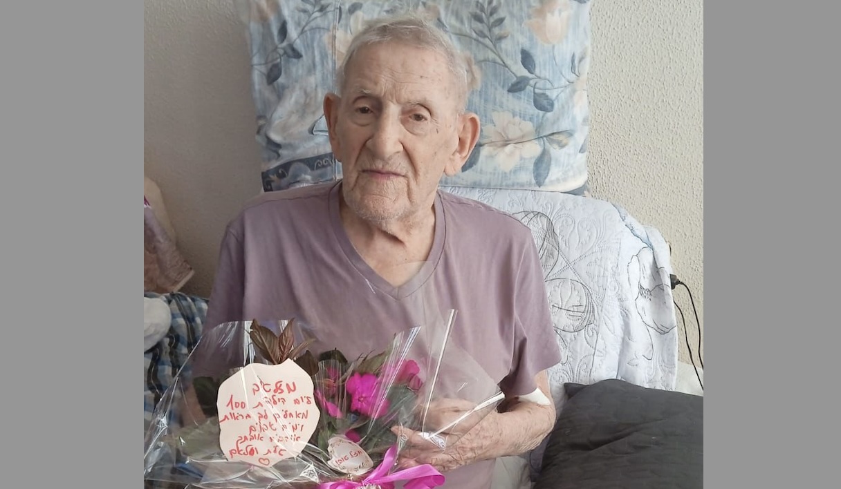 צוות האחיות של מכבי בנהריה הפתיע מטופל שחגג 100 בביתו